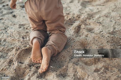 화창한 아침에 모래에서 놀고 있는 소년의 다리 여름 야외 활동 활동 여름 방학 재미 해변에서 즐거운 시간을 보내는 아이 여름과 방학 시간 4 5세에 대한 스톡 사진 및 기타