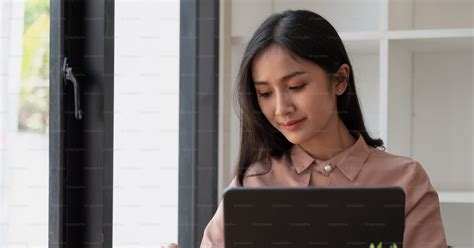 계산기를 사용하여 숫자를 계산하는 책상 사무실에서 일하는 회계사의 사진 재무 회계 개념 사진 Unsplash의 태국 이미지