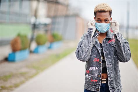 의료 용 마스크를 착용 공원에서 아프리카 소녀는 감염과 질병 코로나 바이러스 바이러스 검역으로부터 보호 코로나바이러스에 대한 스톡 사진 및 기타 이미지 Istock