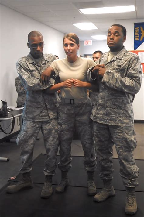 【動画】米軍の女性兵士の電撃訓練エロすぎやろこれw－これはエロい速報