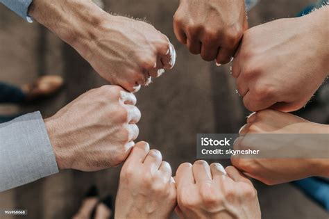 인식할 수 없는 비즈니스 팀 주먹 범프 원과의 닫습니다 피스트 범프에 대한 스톡 사진 및 기타 이미지 피스트 범프 팀워크