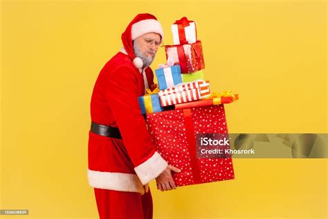 크리스마스 축하를 준비 선물로 많은 상자를 들고 산타 클로스 의상을 입고 회색 수염을 가진 피곤 한 노인의 초상화 30 34세에 대한 스톡 사진 및 기타 이미지 Istock