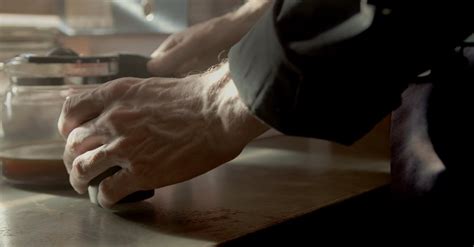 경관 경찰관 고독 고요한 그림자 깨지다 나무 블라인드 따뜻한 음료 루틴 명상 적 모닝 커피 무기 바탕화면