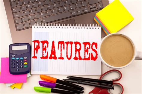 기능 노트북 마커 펜 편지지 커피와 함께 사무실에서 쓰는 단어 광고 광고 워크숍 흰색 배경 복사 공간에 대 한 비즈니스 개념 0