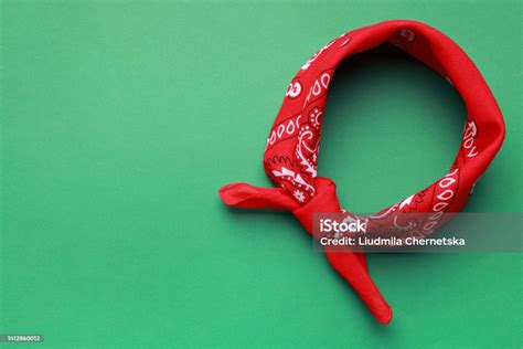 밝은 녹색 배경에 페이즐리 패턴이있는 빨간색 반다나를 묶어 상단보기 텍스트를 위한 공간 0명에 대한 스톡 사진 및 기타 이미지 0명 개인 장식품 걸레 Istock