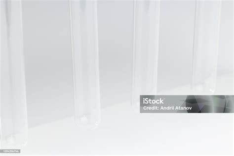 흰색 스탠드에 의료 또는 과학적 빈 유리 튜브 샘플 바이알이 있는 실험실 랙 복사 공간 0명에 대한 스톡 사진 및 기타 이미지