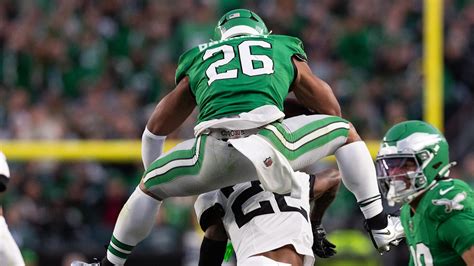 Eagles Players React To Saquon Barkleys Superhuman Hurdle Vs Jaguars