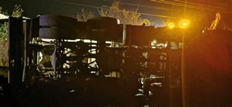 Извънредно Камион гондола се обърна на пътя Кладница Делта Хил вътре са шофьор и дете