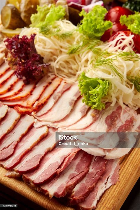 얇게 썬 베이컨과 미트 테린이 절인 야채와 함께 제공됩니다 0명에 대한 스톡 사진 및 기타 이미지 0명 가공육 건강에 좋지 않은 음식 Istock