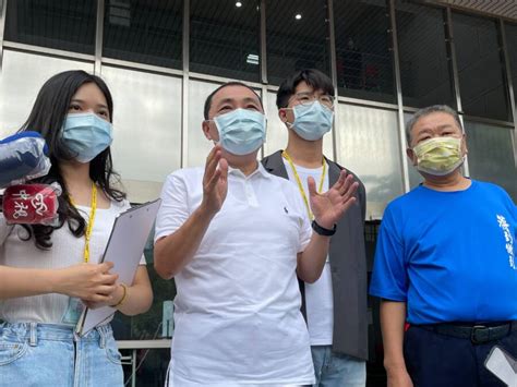 首投族陪同登記 侯友宜籲：讓18歲公民權複決順利通過 引新聞