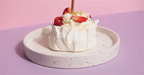 그 위에 촛불이 달린 작은 케이크 사진 Unsplash의 생일 케이크 이미지