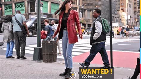 Botas Dr Martens Usadas Por Cassandra Webb Dakota Johnson Como Se Ve En La Película Madame Web