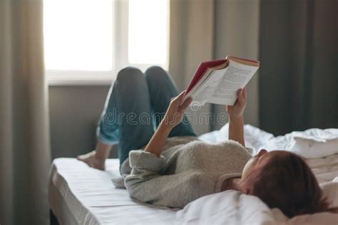 Fille Lisant Un Livre Dans La Chambre à Coucher Photo Stock Image Du