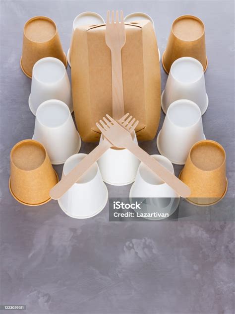 폐기물 제로 일회용 식기 회색 배경에 대나무나무와 종이로 만든 친환경 일회용 기구 종이 컵 패스트 푸드 용기 및 대나무 나무 칼 0명에 대한 스톡 사진 및 기타 이미지