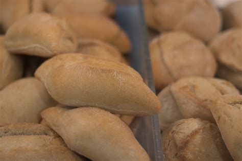 Etalase Berisi Roti Kecil Toko Dengan Roti Segar Renyah Dan Lezat Di Dalamnya Roti Kecil Yang