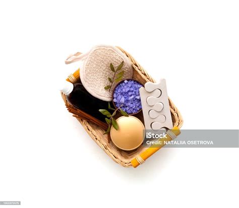 흰색 배경에 고립 된 고리버들 바구니에 스파 및 뷰티 트리트먼트 제품 건강관리와 의술에 대한 스톡 사진 및 기타 이미지 건강관리와 의술 건강한 생활방식 고리 세공