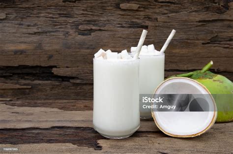 코코넛 화이트 스무디 과일 주스 밀크 블렌드 음료 건강 한 고 단백 평면도에서 나무 바탕에 유리 음료 에피소드 아침에 맛 있는 맛 0명에 대한 스톡 사진 및 기타 이미지