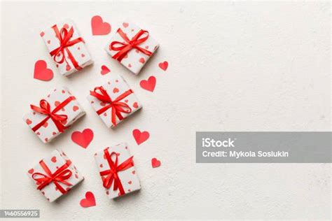 발렌타인 데이 구성 활과 심장이있는 빨간 선물 상자 크리스마스 선물 위에서 볼 수 있습니다 텍스트 공간입니다 홀데이 인사말 카드