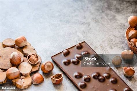 홈메이드 헤이즐넛 초콜릿 바 견과류와 초콜릿 배경입니다 수제 초콜릿 과자를 요리하는 재료 과자 및 과자 컨셉 갈색에 대한 스톡 사진 및 기타 이미지 Istock