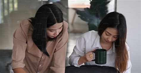 비즈니스 문서를 가지고 일하고 사무실에서 새로운 프로젝트에 대해 논의하는 두 사업가 사진 Unsplash의 사업 이미지