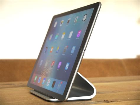 Logitech Base Im Test Ladestation Als Luxusobjekt Der Spiegel