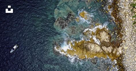 물 위에 있는 보트의 조감도 사진 Unsplash의 무료 바다 이미지