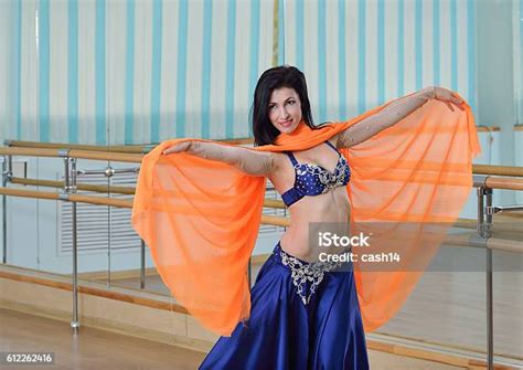 배꼽 댄스에 대한 의상을 입고 있는 아름다운 백인 여성이 춤을 추고 있다 갈색 머리에 대한 스톡 사진 및 기타 이미지 갈색