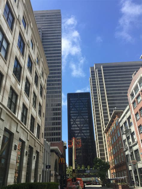 거리 건물 건축 고층 고층 건물 교통 금융 중심지 금융지구 대도시권 대중교통 도시 도시 개발 도시 거리