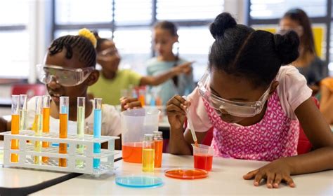 Premium Photo Diverse Babegirls With Chemistry Items And Liquids In Elementary Babe Class