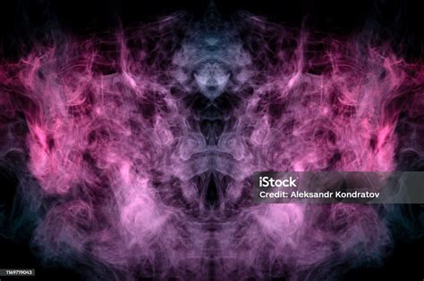 검은 색 고립 된 배경에 날개와 머리 얼굴과 눈의 모양에 공포의 형태로 다른 파란색 빨간색과 분홍색 색상의 연기 신비한 상징의