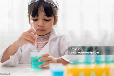 교육 과학 화학 및 어린이 개념 학교 실험실에서 실험을 만드는 시험관을 가진 어린이 또는 학생 12 13세에 대한 스톡 사진 및