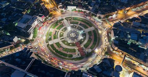 공중보기 고속도로 도로 교차로 원형 교차로 또는 교통 분포 또는 교통 배경을 위해 밤에 원 사진 Unsplash의 철도 차량 이미지