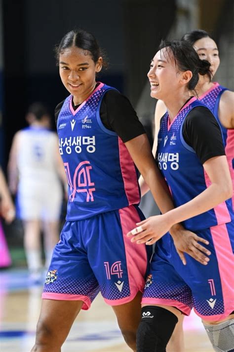 김단비 21점…여자농구 우리은행 삼성생명 꺾고 시즌 20승째 한국경제