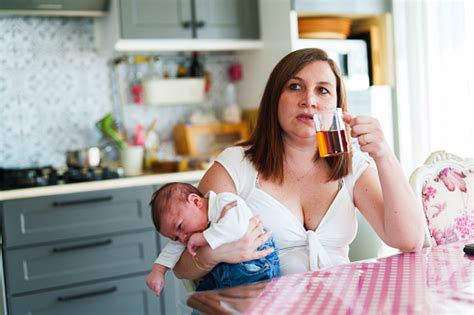 갓 태어난 아기를 품에 안고 노트북을 작업하는 어머니 1개월에 대한 스톡 사진 및 기타 이미지 1개월 2명 35 39세 Istock