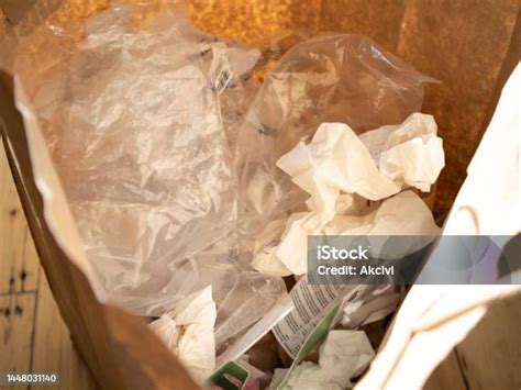쓰레기가 든 종이 봉투 재활용되지 않는 종이 봉지에 담긴 다양한 쓰레기 생태 및 환경 개념 0명에 대한 스톡 사진 및 기타 이미지 Istock