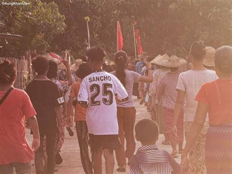 ချင်းတွင်းမြစ် သပိတ် စစ်ကြောင်းက ဖက်ဆစ် စစ်တပ် တော်လှန်ရေး ချီတက် ဆန္ဒပြ Khit Thit Media