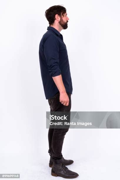 파란 눈과 문신 흰색 배경에 서 있는 잘생긴 수염된 남자의 전체 길이 총 30 39세에 대한 스톡 사진 및 기타 이미지 30 39세 갈색 머리 개성 개념 Istock