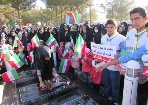 برپایی کارناوال شادی و گلباران تمثال امام ره ارکستر ملی اصفهان در خمینی‌شهر می‌نوازد تصاویر