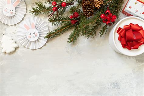 메리 크리스마스와 해피 홀리데이 인사말 카드 새해 크리스마스 트리 선물 상자 및 년 음력 중국 달력 토끼의 해의 상징 공간을