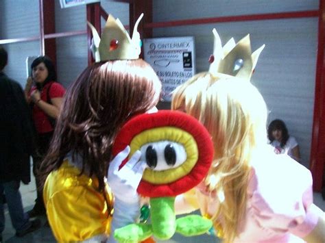 Princess Peach And Daisy Kiss By Ale Raynecosplay On Deviantart