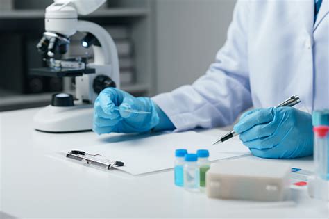 나노 기술 연구 섬유 미생물학 유리 시험관 의학 의료 제약 제조 실험실 과학 화학 유전학 유전자 의료 장갑을 착용 한 과학자