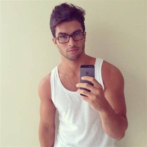 Фото парня в зеркале в трусах