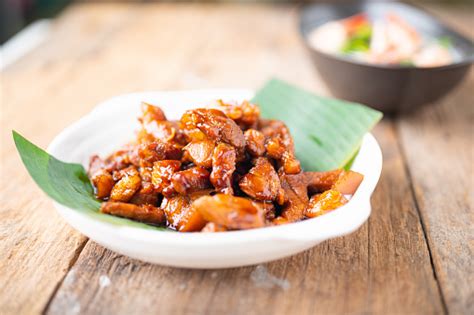 코코넛 이나 야자 설탕과 블랙 소스를 곁들인 달콤한 돼지 고기 조미료 태국 줄무늬 돼지 고기 메뉴 고기에 대한 스톡 사진 및 기타 이미지 Istock