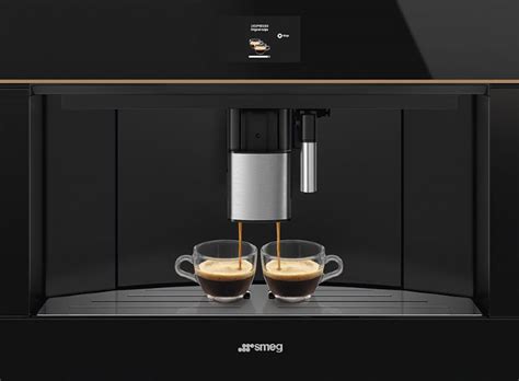 Встраиваемая кофемашина Smeg CMS4604 черное стекло, медный профиль ...