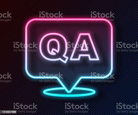 검은 색 배경에 격리 된 질문 및 답변 아이콘으로 빛나는 네온 라인 음성 거품 Q 및 기호 Faq 기호 채팅 음성 거품 및 차트