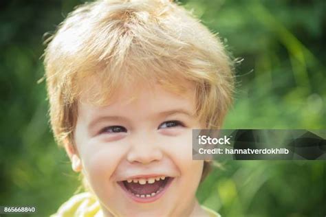 행복 한 소년 웃는 초상화 미소 아이 얼굴 행복 한 유년 시절입니다 즐거운 재미 명랑 꼬마입니다 어린이 배경 유치원 아름 다운 아이 3 살입니다 녹색 자연 배경에 초상화 2