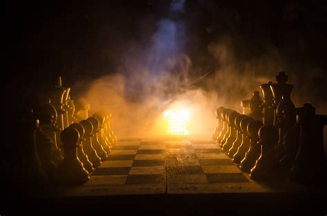 사업 아이디어와 경쟁 및 전략 아이디어 Concep 체스 보드 게임 개념 체스는 연기와 안개와 어두운 배경에 인물 개념에 대한 스톡 사진 및 기타 이미지 Istock