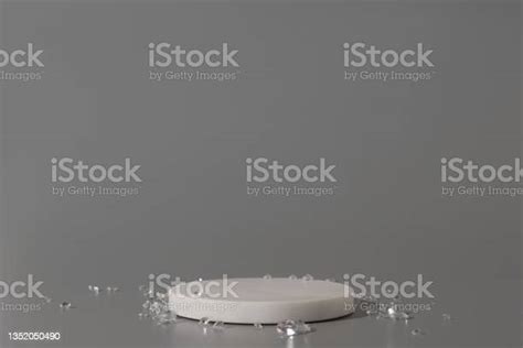 회색 배경에 작은 크리스탈흰색 대리석 연단 제품 화장품 프리젠 테이션연단 창조적 인 조롱 미용 제품을 위한 받침대 또는 플랫폼