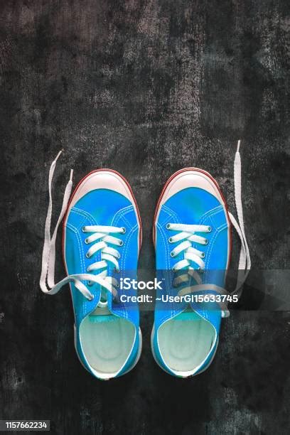 어두운 콘크리트 배경에 끈이 없는 파란색시안녹색청록색 운동화 공간을 복사합니다 위에서 볼 수 있습니다 0명에 대한 스톡 사진 및 기타 이미지 Istock