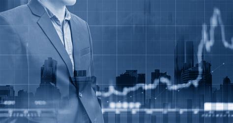 이중 노출 실업가 및 도시 배경으로 올리는 그래프 다이어그램 비즈니스 성장 및 투자 개념에 대한 스톡 사진 및 기타 이미지 개념 개발 건축하기 Istock